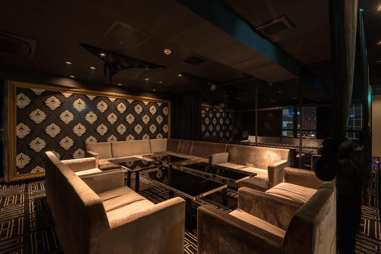 BAR LOUNGE 1818 北新地 店内 - ぐるなび