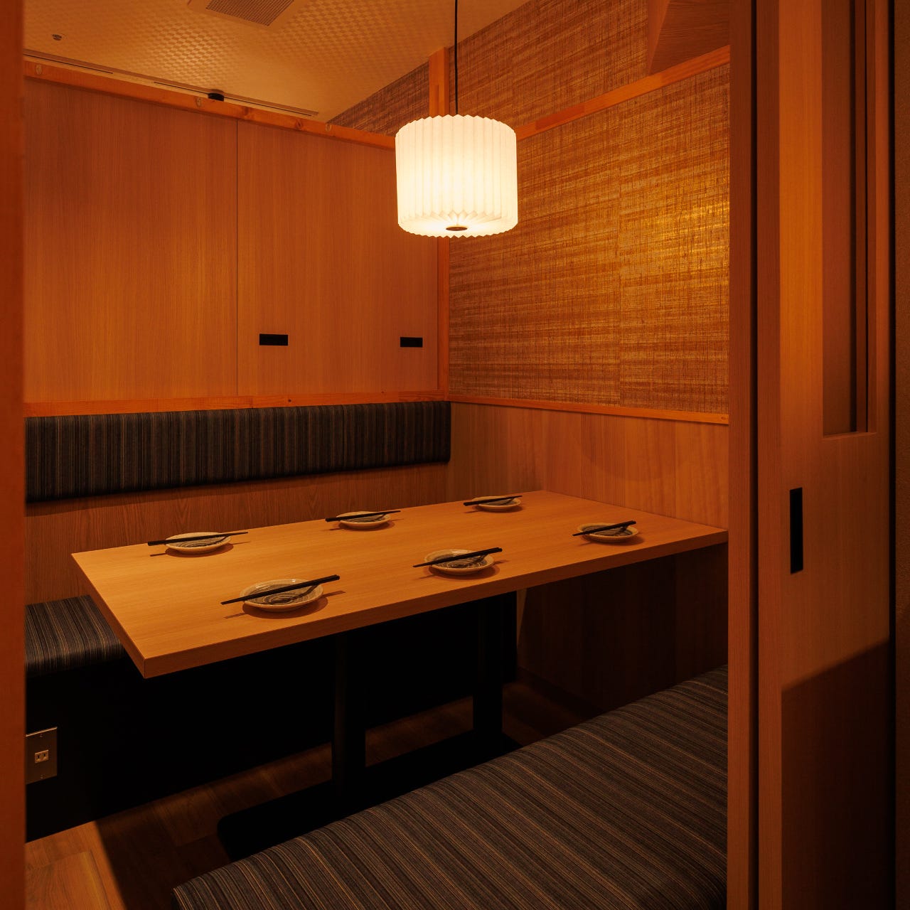 尾崎牛と直送鮮魚の個室居酒屋 ひかり 新宿西口店 個室・貸切：席 - 楽天ぐるなび