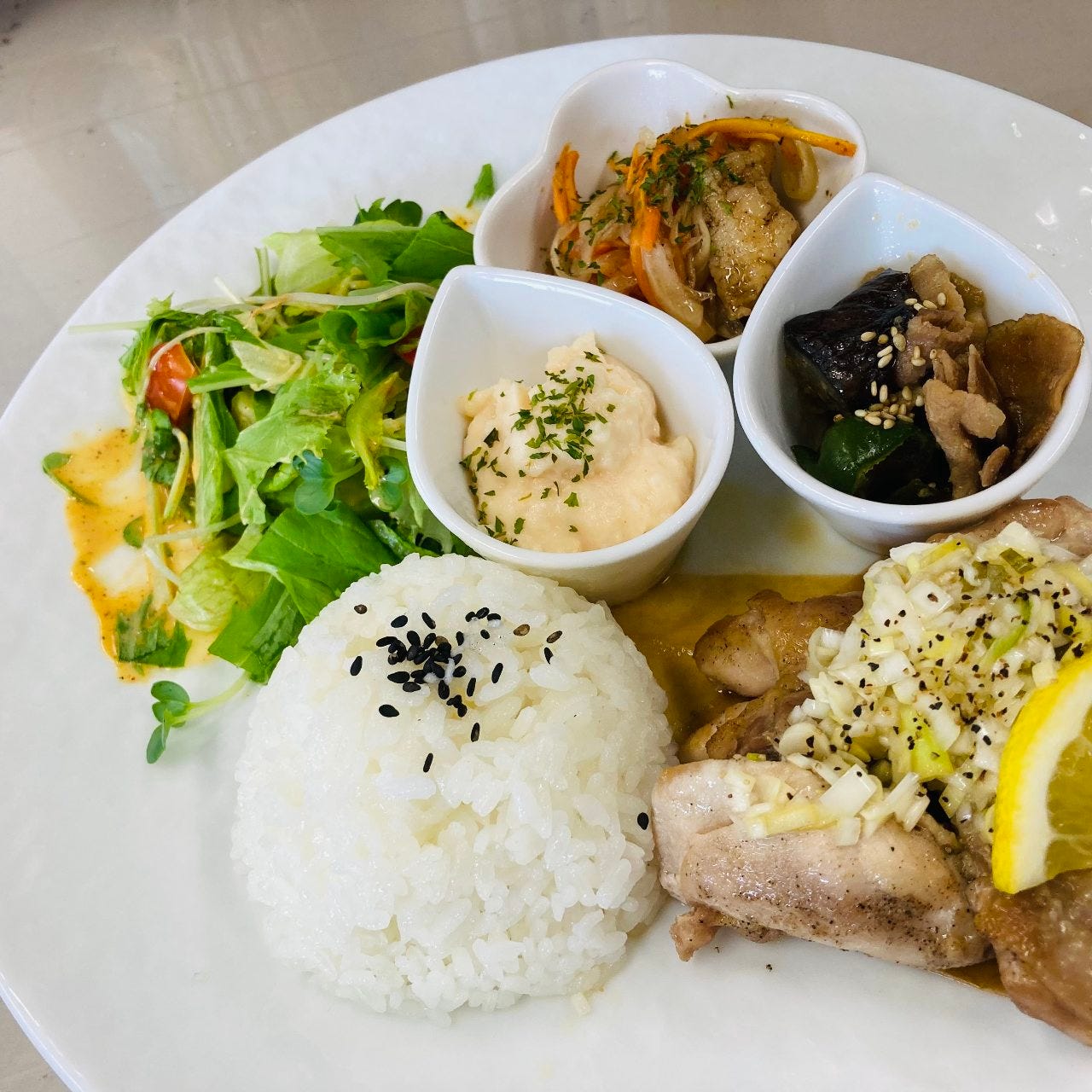 STARRY CAFE＋ - 木の温もり感じるカフェ